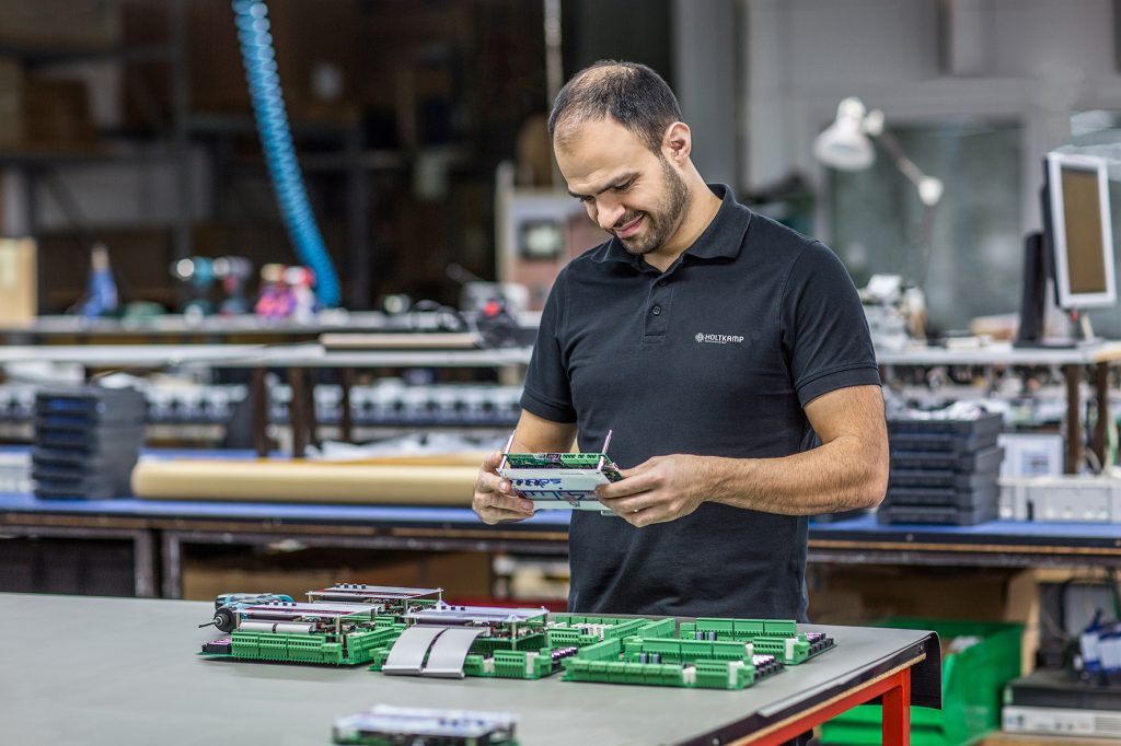 Montage - HOLTKAMP ELECTRONICS GMBH